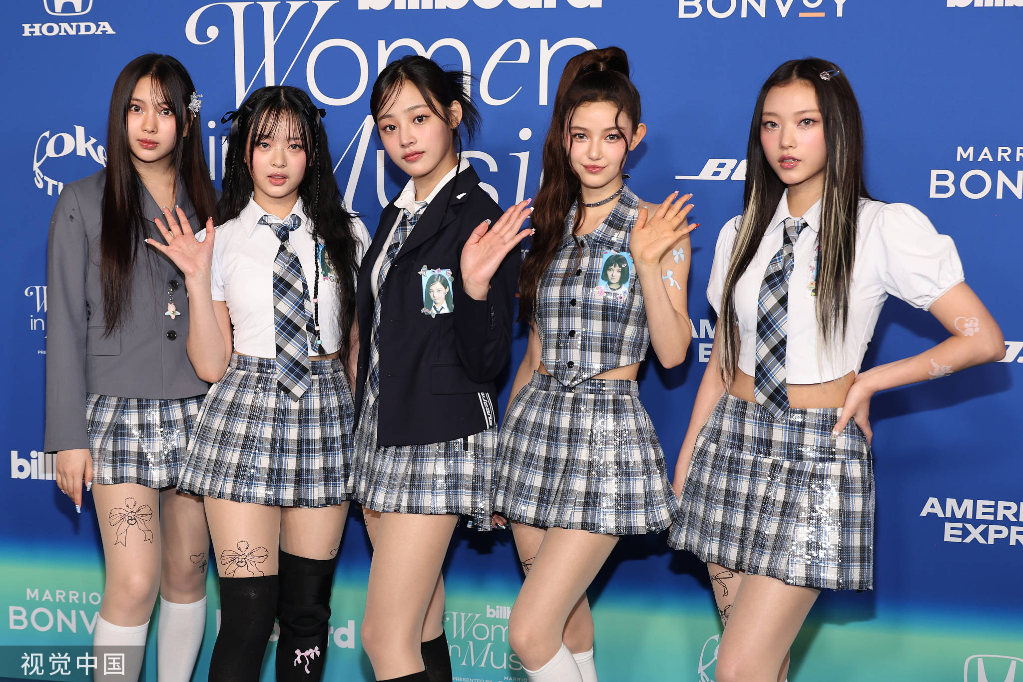 NewJeans现身美国走红毯 穿JK格子裙活力四射-搜狐大视野-搜狐新闻