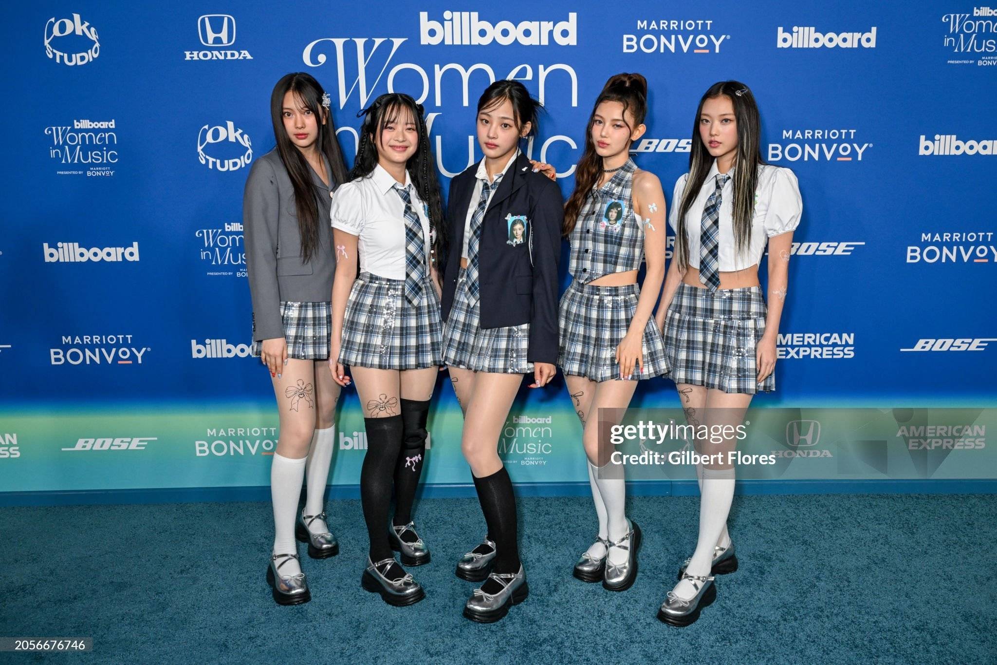 NewJeans现身美国走红毯 穿JK格子裙活力四射-搜狐大视野-搜狐新闻