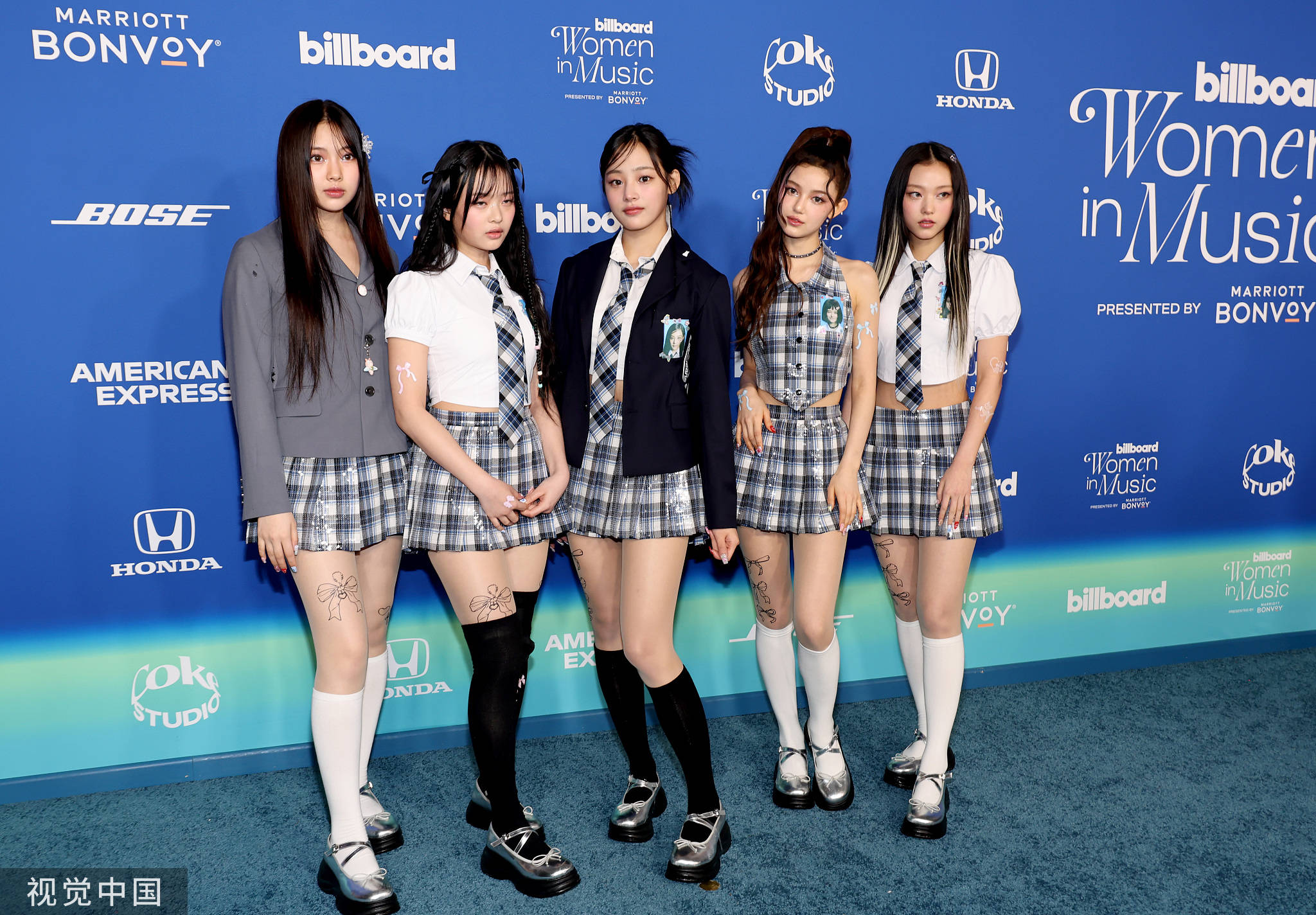 NewJeans现身美国走红毯 穿JK格子裙活力四射-搜狐大视野-搜狐新闻