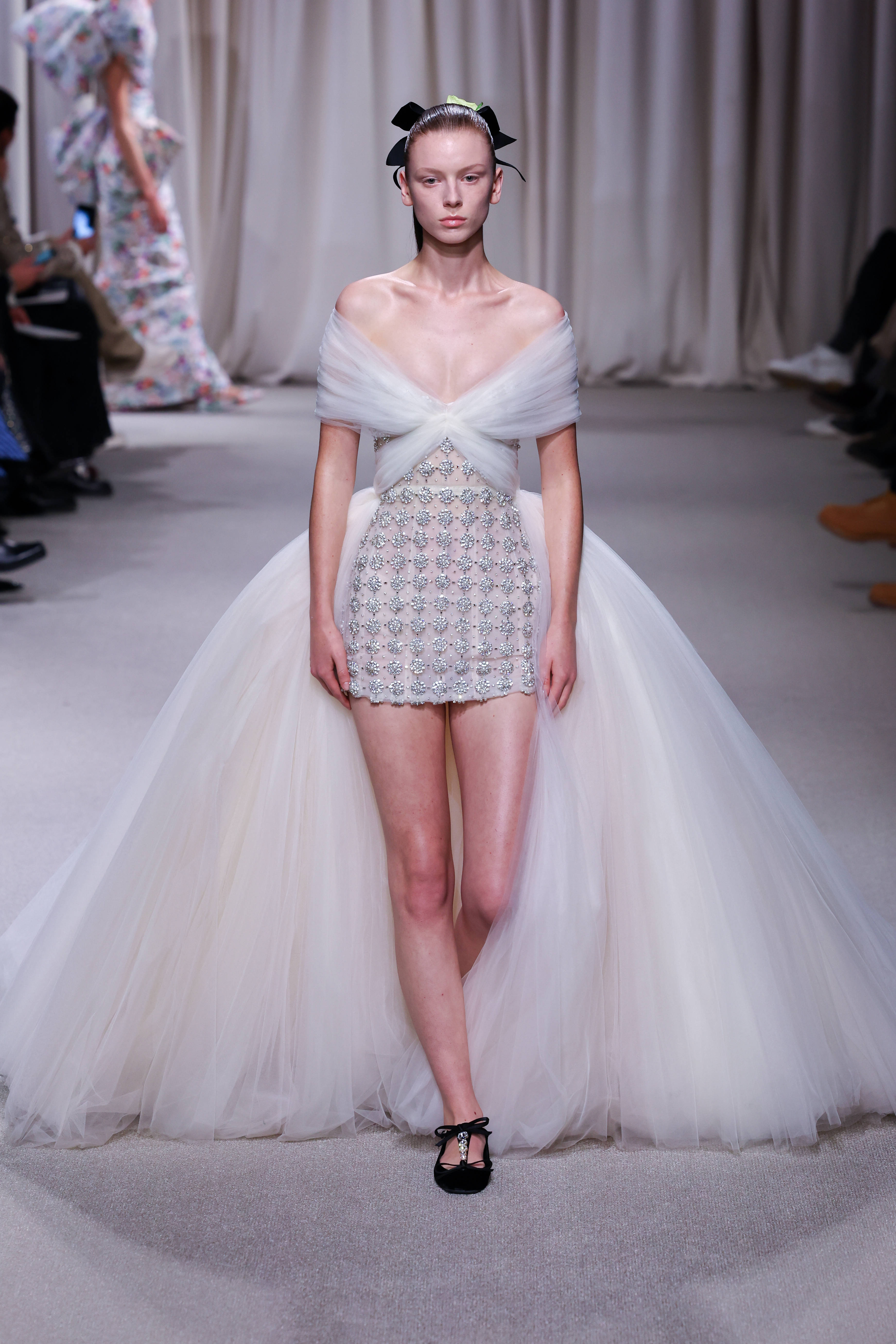Giambattista Valli 2024春夏高定 | 玫瑰花园-搜狐大视野-搜狐新闻