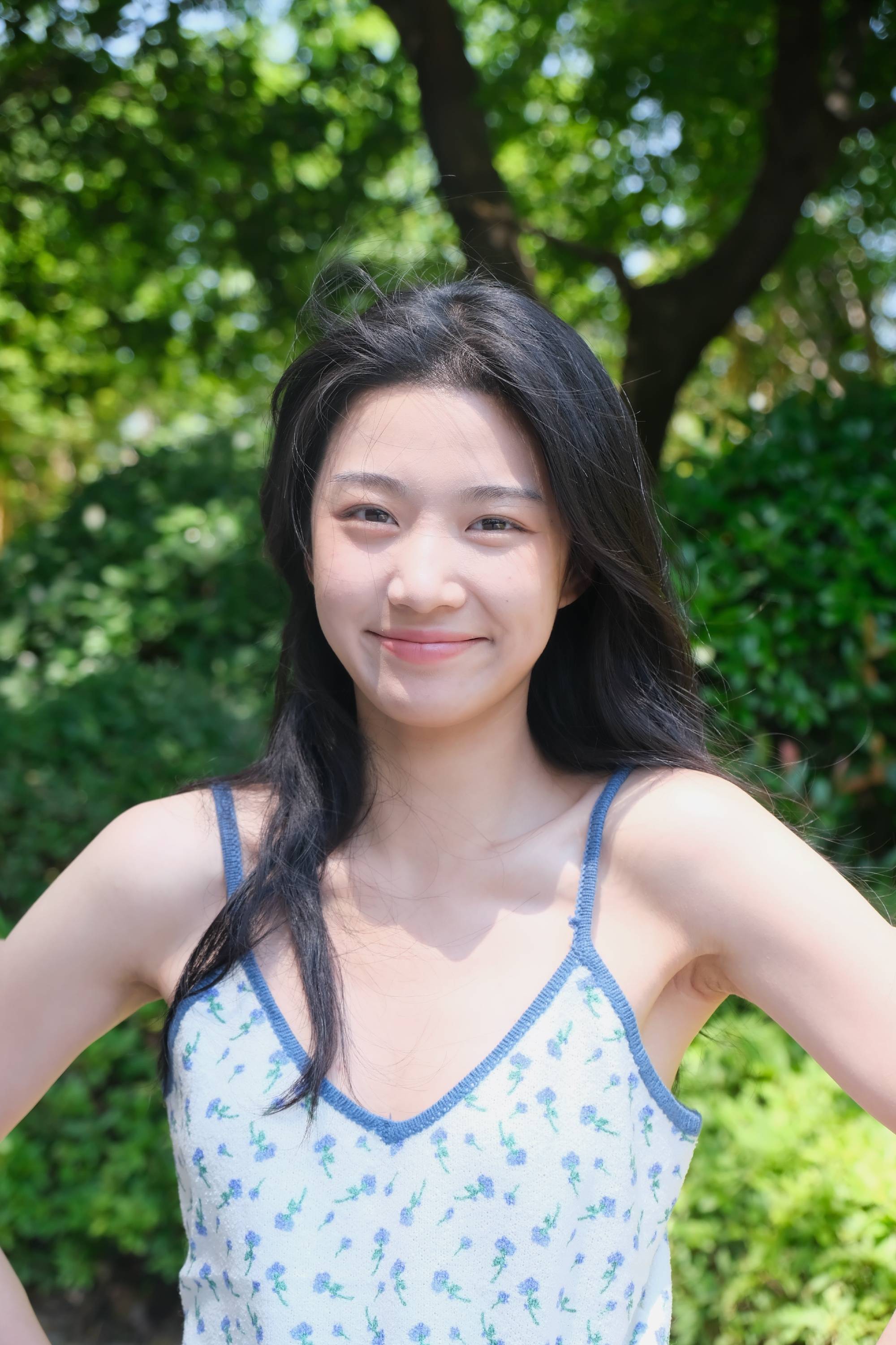 卢昱晓晒童年同款穿搭照 阳光下秒变氧气感美女-搜狐大视野-搜狐新闻