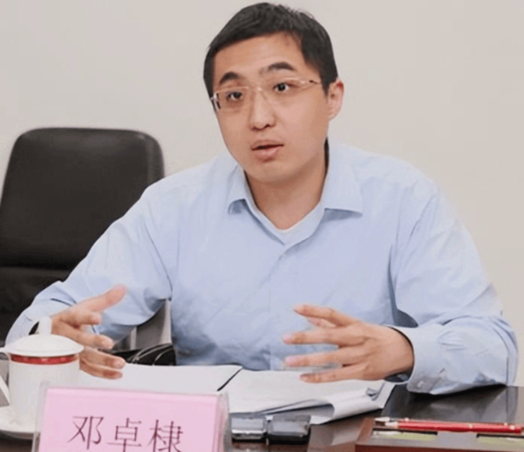 邓小平唯一的孙子，出生于美国，后来回国当过副县长，为人低调_邓卓棣_爷爷_桥牌