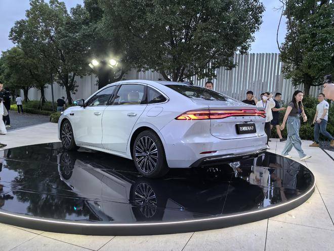 2L级油耗 2100+km续航 2845mm轴距 全新混动轿车吉利银河 A7首秀_搜狐汽车_搜狐网