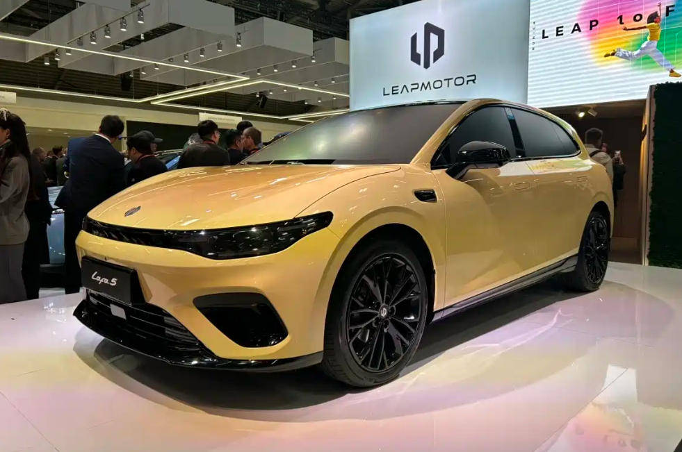 2025慕尼黑车展：零跑Lafa5首发亮相 零跑B10正式交付_搜狐汽车_搜狐网