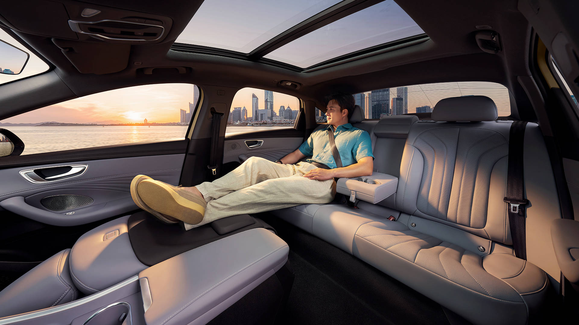 十万级混动家轿双车PK：荣威M7 DMH和银河A7，谁更值得买？_搜狐汽车_搜狐网