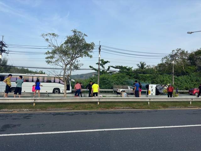 突发！一辆载有中国游客的巴士在泰侧翻事故弯道路段