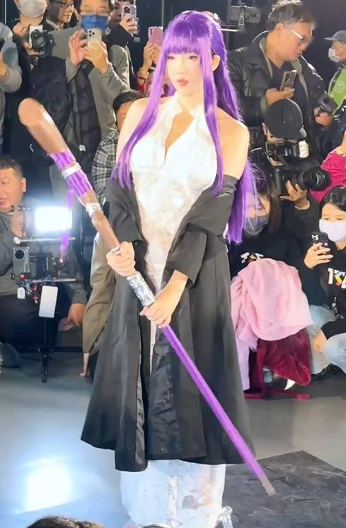 擦边还是还原？成人展coser当众表演“溶衣”名场面，芙莉莲 变"福利莲"引官方硬气回应-7.GAME_微博_Fanza_内容