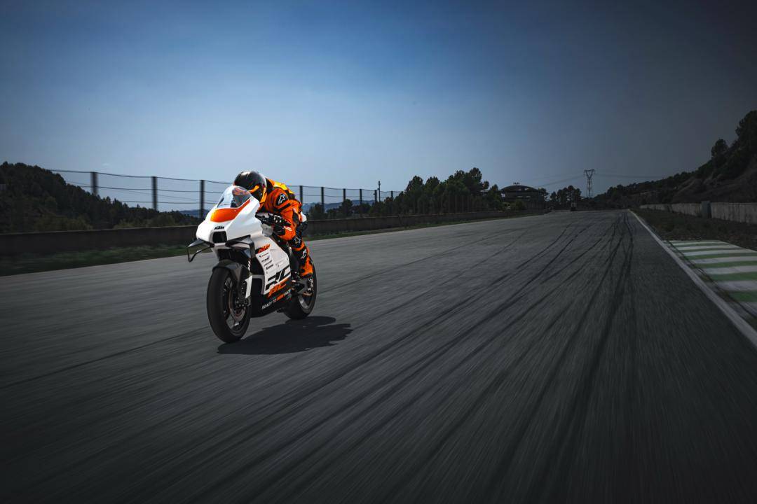 赛道特写：KTM 2024 RC 8C 限量版_搜狐汽车_搜狐网