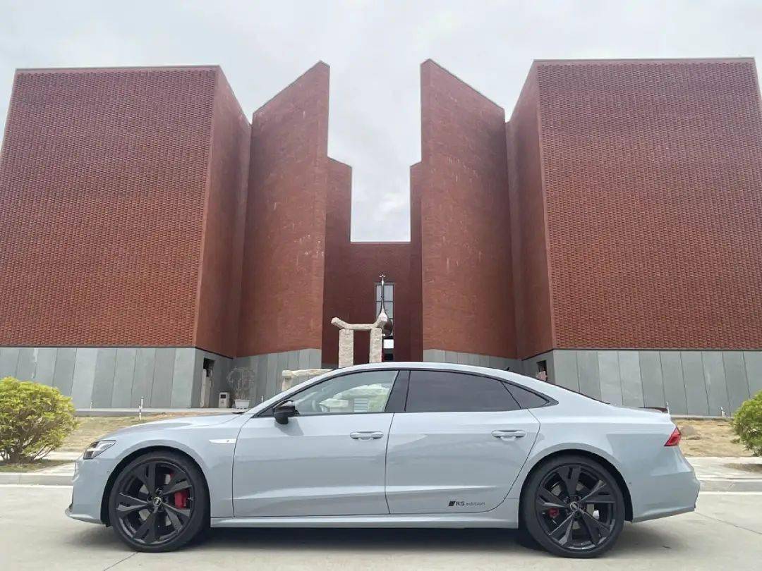 试驾新款上期奥迪A7L：瞄准年轻人，冲击中大型豪华轿车市场_搜狐汽车_搜狐网