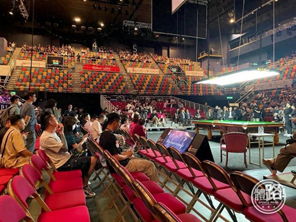 花钱找罪受当你高价买下前排票看斯诺克，却发现大家平排坐视线座位明星赛