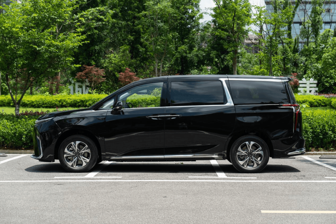 这台在香港卖爆的MPV，它的超混版实力依旧强吗？_搜狐汽车_搜狐网