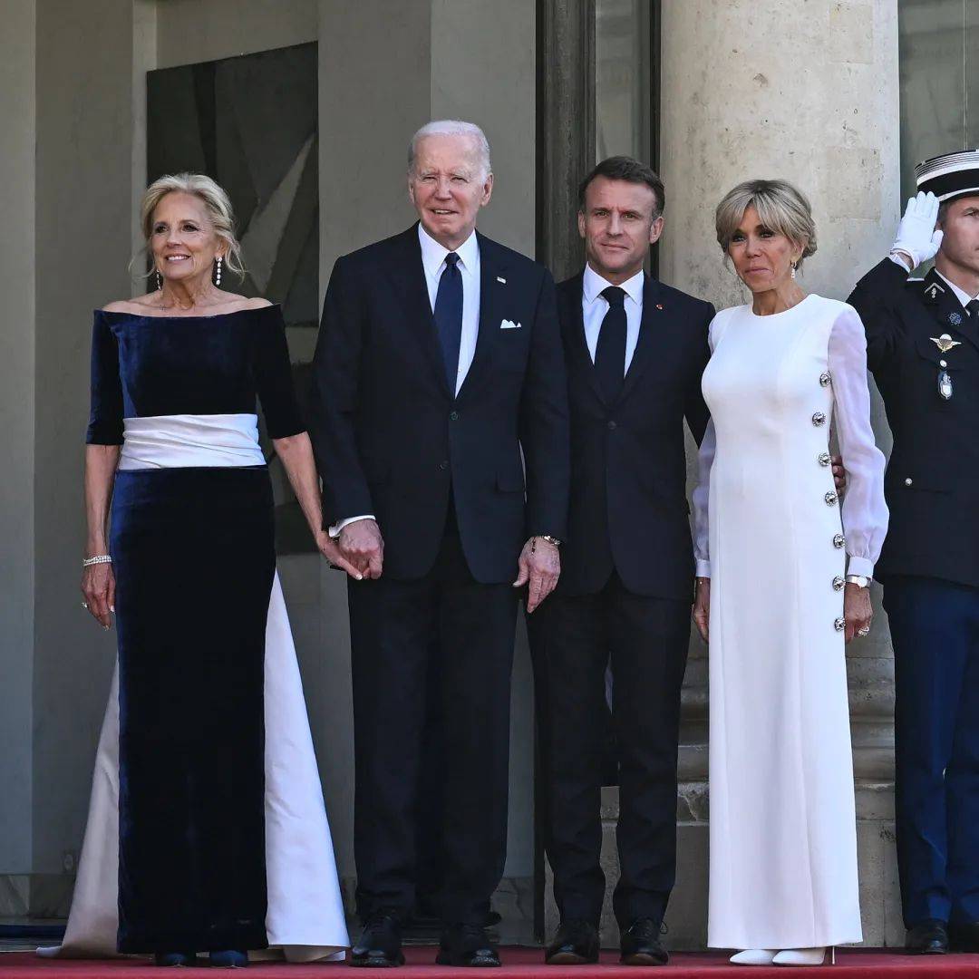 法国总统马克龙的「亲生弟弟」罕见露面？！长得和马克龙也太像了……_de_es'est_le