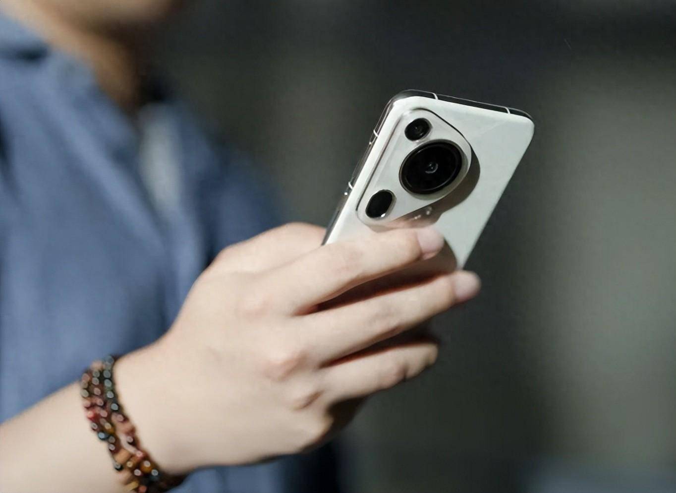 华为Mate70外观曝光，高端大气上档次，网友：果然比Pura70好看_系列_的设计_影像