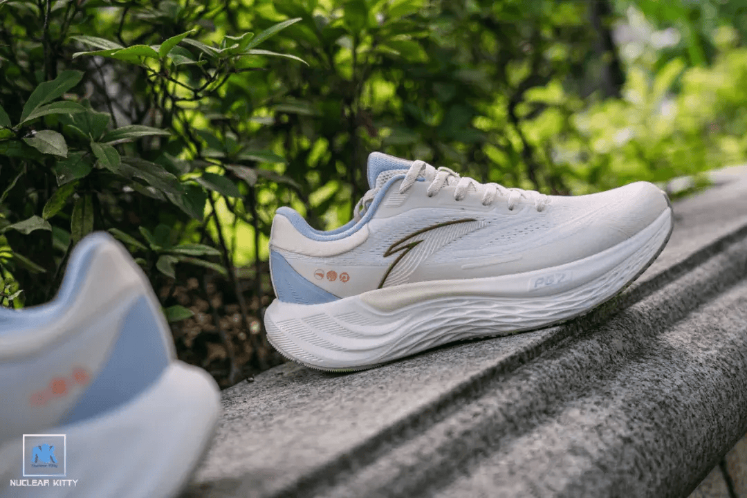 安踏冠军3 vs 安踏PG7 我该怎么选？_跑鞋_穿着_感觉