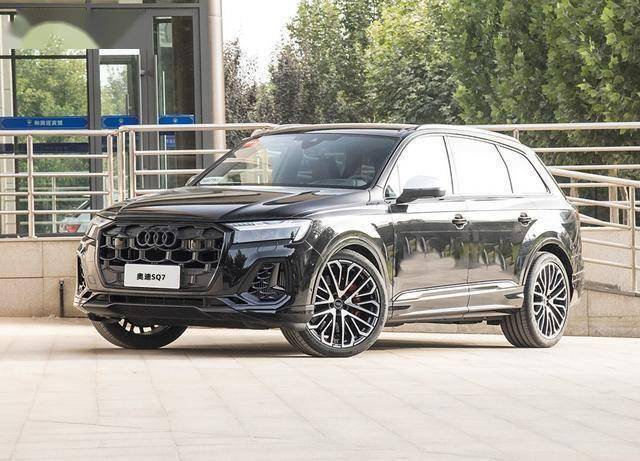 新款奥迪SQ7上市，搭4.0T V8动力/降7.1万元，售价109.88万元_搜狐汽车_搜狐网