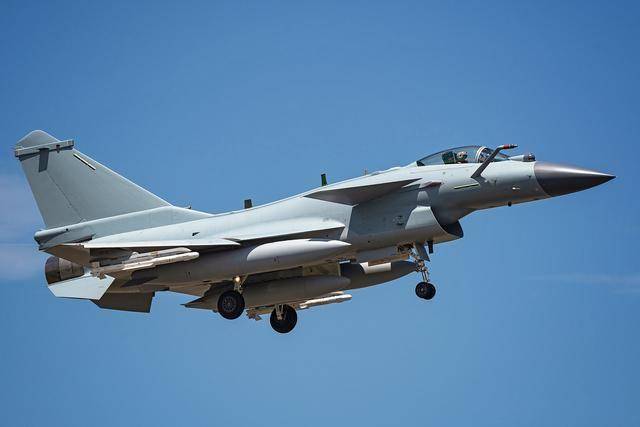 歼10C大战F16谁更强？F16动力明显更强，我们能够率先发现对方_战机_坠机_美国