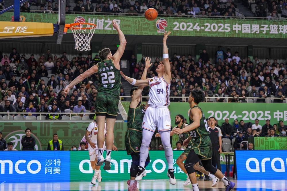 CBA常规赛：南京头排苏酒不敌上海久事_比赛_李博_新华社