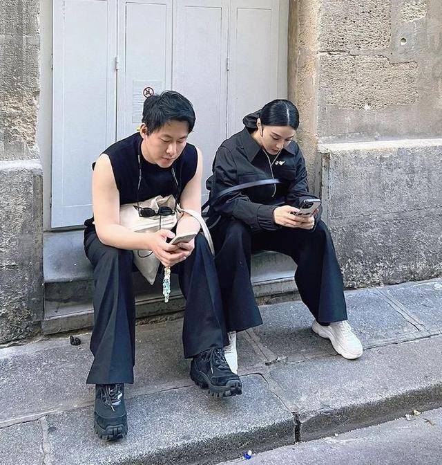 43岁范冰冰和男友人逛巴黎，亲密合影小巧依人，相濡以沫已20年_柯文_友谊_造型