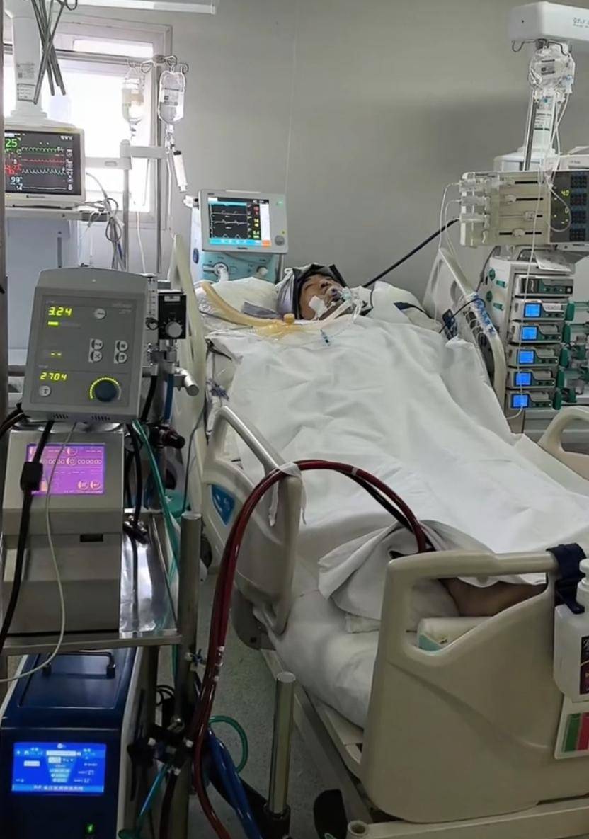 郑州暴雨中砸车救人“菜刀哥”突发疾病进ICU，呼吸心脏骤停病因未知，家属紧急求助_李坤朋_赵女士_治疗