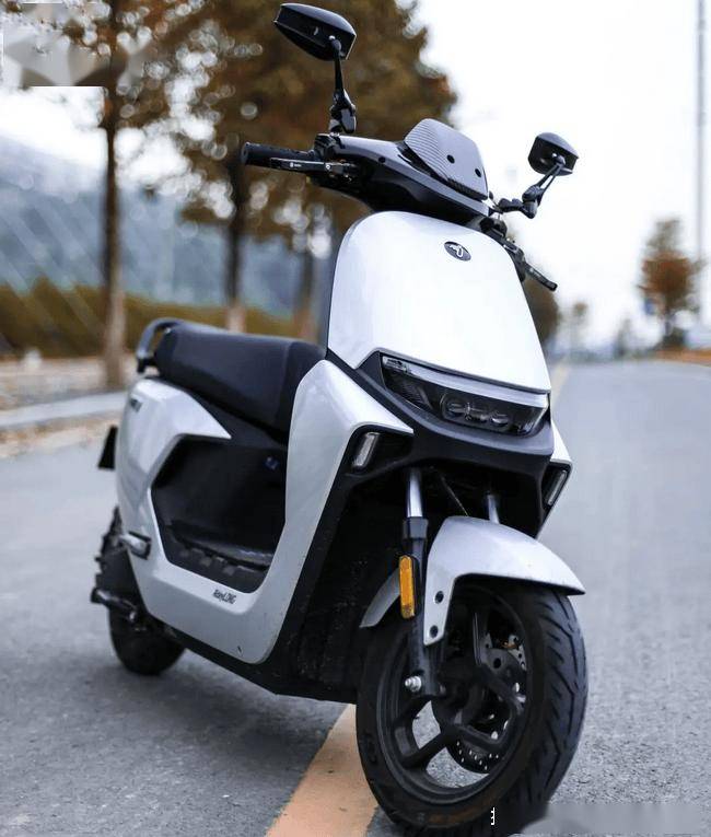 智能电动车大比拼：九号M95C+与极核Ae4，哪款更适合你？_搜狐汽车_搜狐网