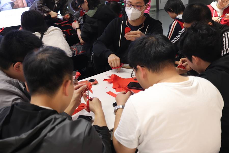 非遗剪纸邂逅游戏世界，共绘“游戏博物馆里的剪纸奇境”_石勤玲_观众_徐汇区