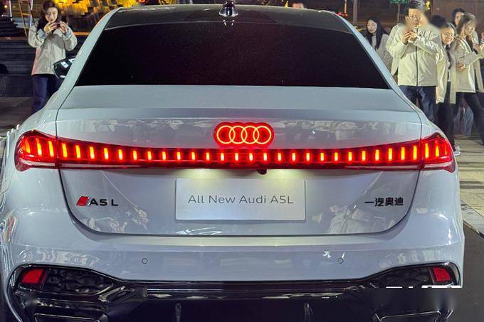 奥迪A5L即将亮相上海车展，搭载华为智驾系统，内饰全面升级！_搜狐汽车_搜狐网