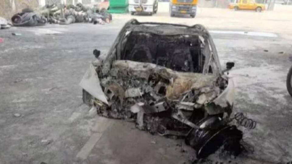 官方回应小米 SU7 高速上碰撞爆燃； iOS / iPadOS 18.4 发布；小米汽车上线“安全分”功能｜Do早报_用户_枞阳