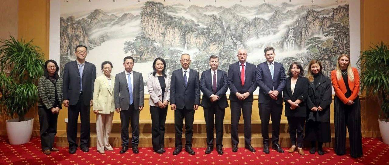 董昕会见英国商业贸易部国务大臣亚历山大_合作_交流_对话