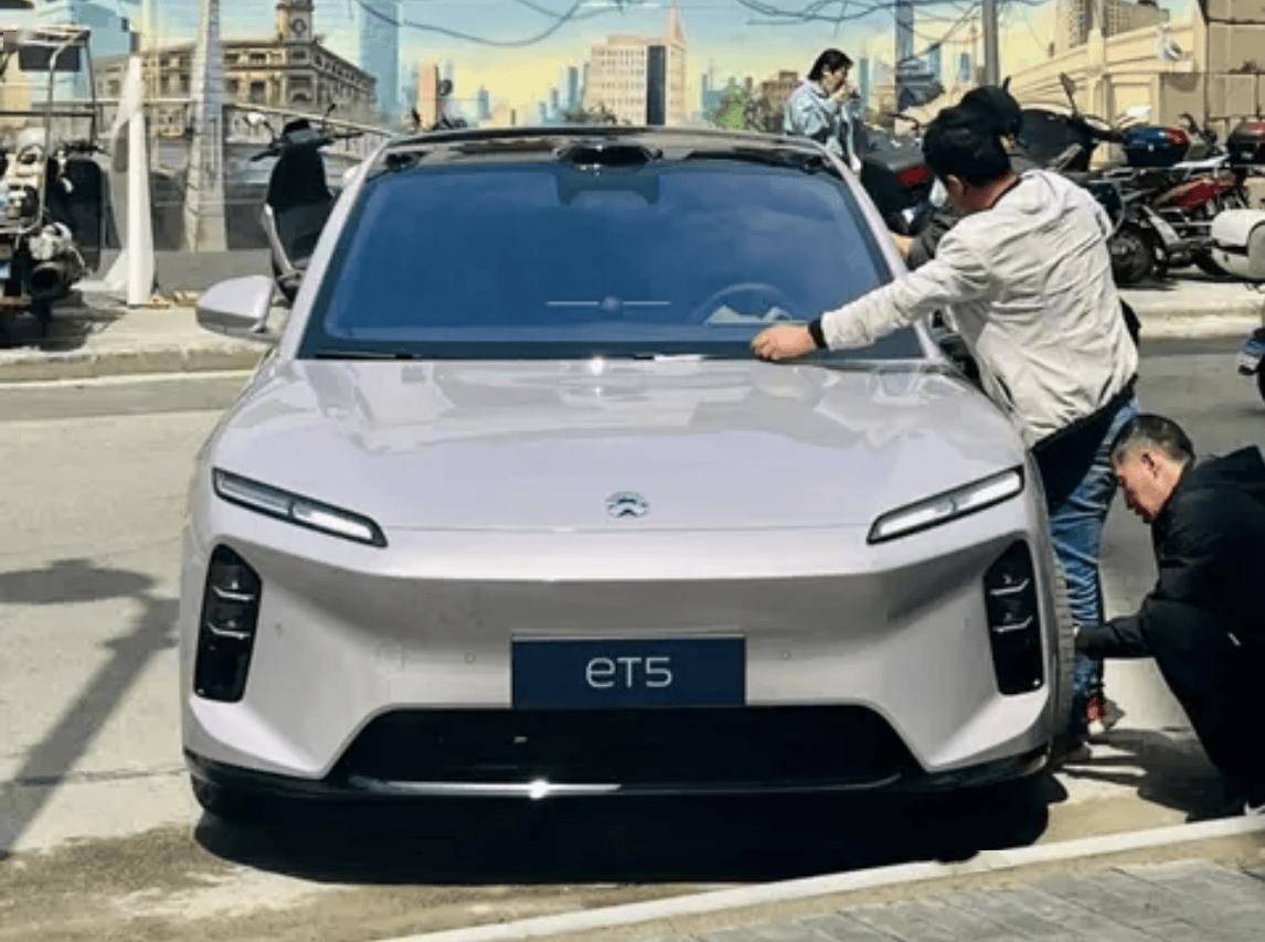 2025 款蔚来 ET5 实车曝光，有望本月至下月上市_搜狐汽车_搜狐网