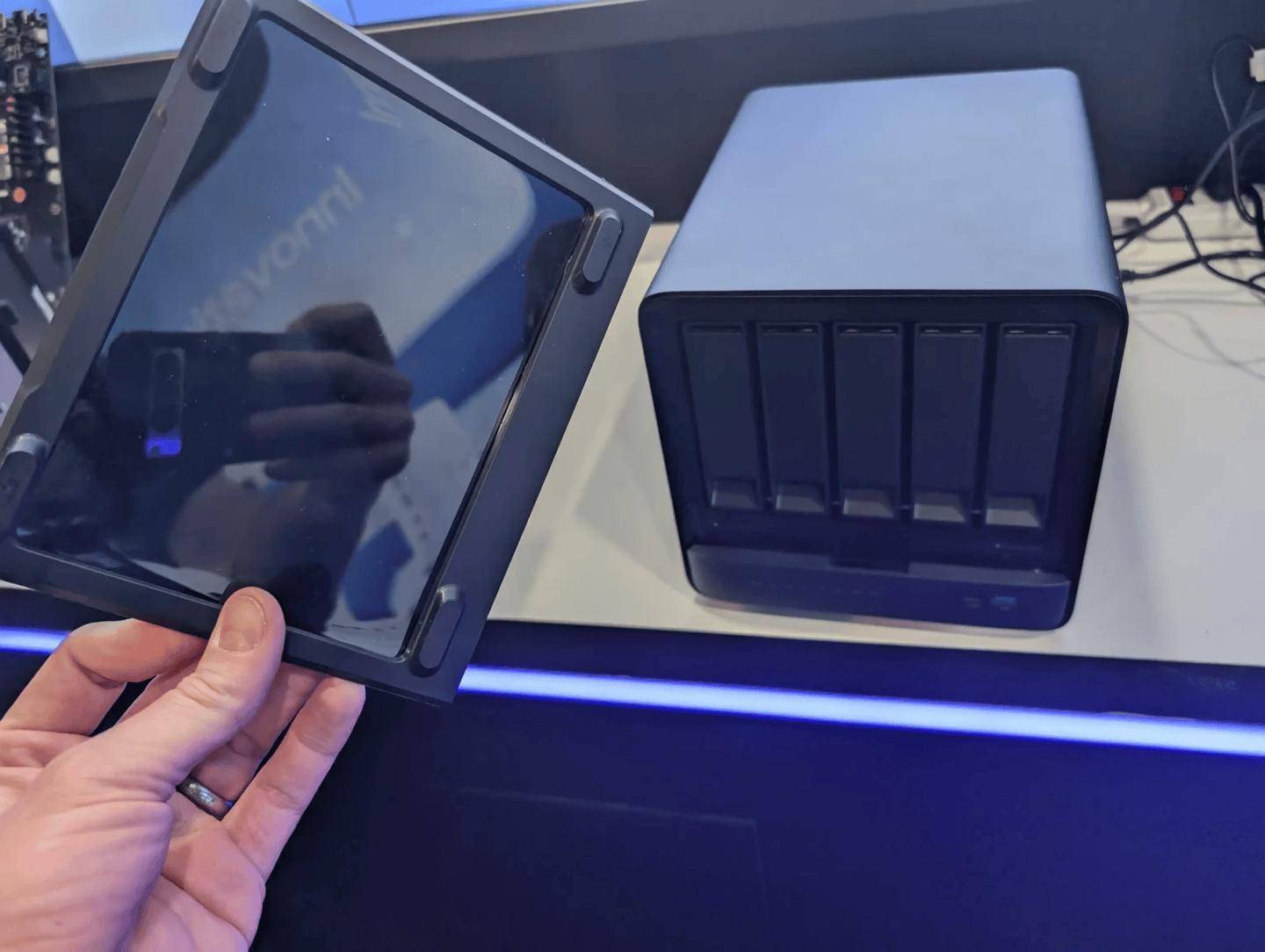 铭凡N5 Pro NAS主机豪配亮相：五硬盘位加三M.2插槽，性能如何？_用户_Gbps_接口