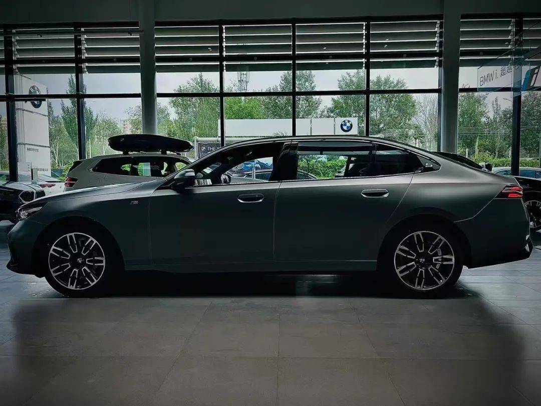 十分稀有！国内到店实拍磨砂纯灰宝马530Li曜夜版！_搜狐汽车_搜狐网