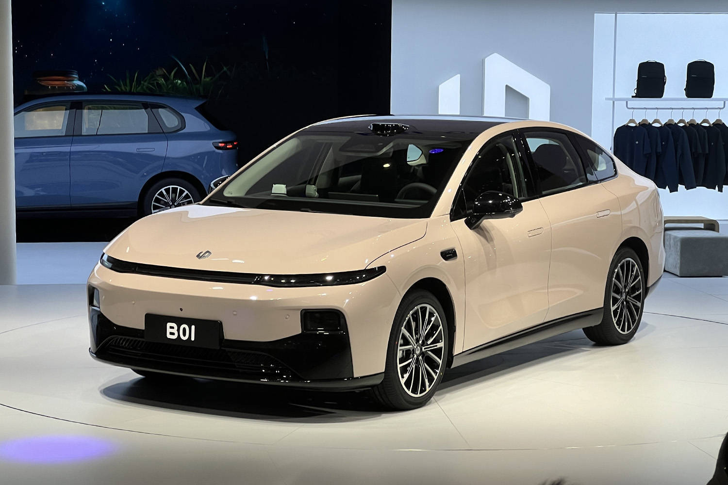 零跑B01紧凑型车亮相：预售10.58-13.58万，7月下旬正式上市_搜狐汽车_搜狐网