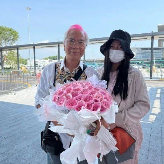 恭喜！74岁TVB男星接未婚妻出狱！手持60朵玫瑰泪流满面：可以一起生活了_王青霞_李龙基_外父