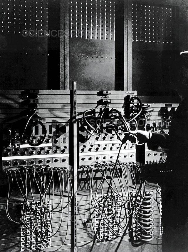 世界上第一台计算ENIAC到底是怎么工作的，和代的计算机还一样吗_纸带_数据_诺伊曼