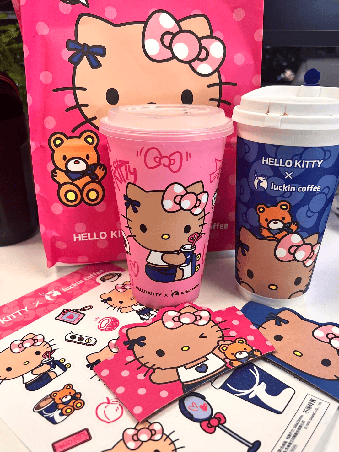瑞幸又翻车了？竟然能把Hello Kitty拼错！网友：设计师不得赔死..._错字_校对_马克杯